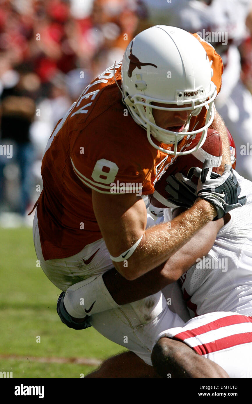 17 October 09: Texas's Jordan Shipley comes down with a big first down ...