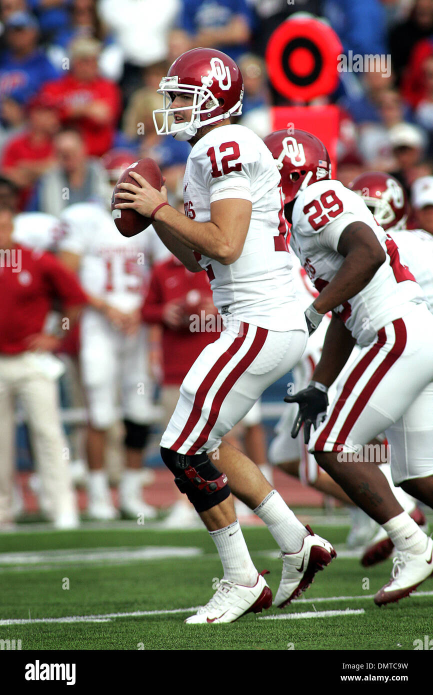 Oklahoma quarterback Landry Jones (12) looks to pass during Oklahoma's ...