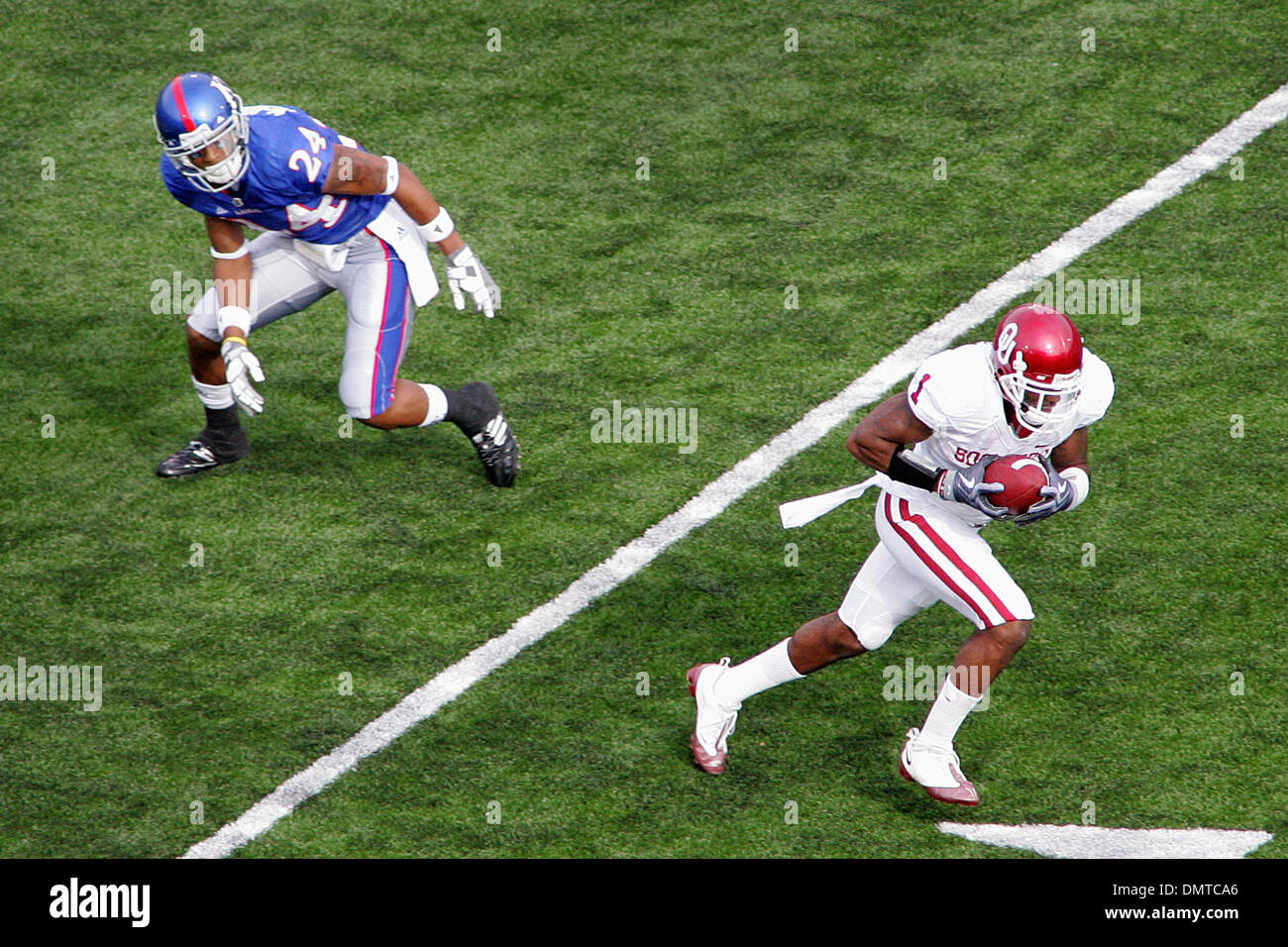 Oklahoma cornerback Dominique Franks (1) heads for the end-zone after ...