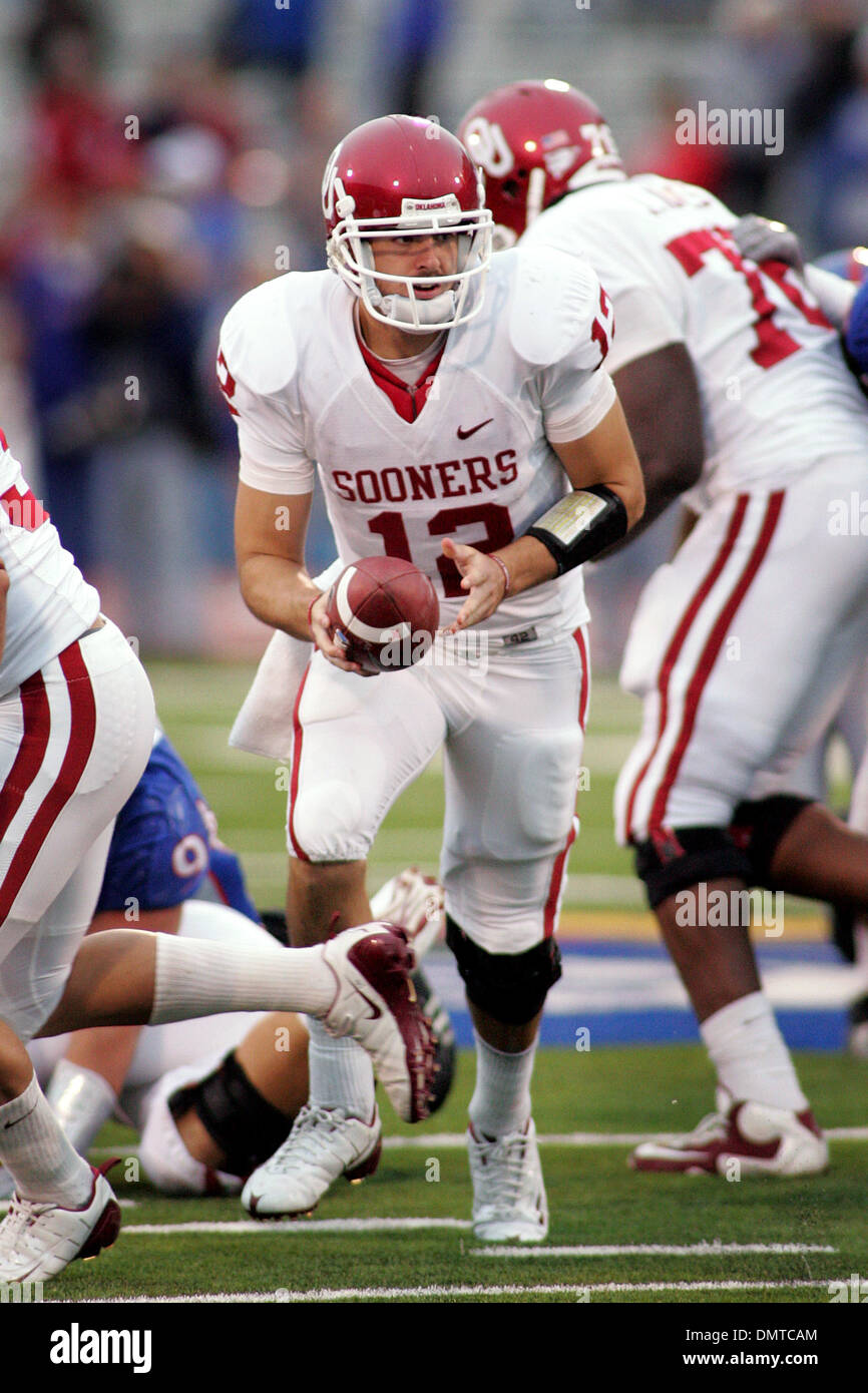 Oklahoma quarterback Landry Jones (12) looks to hand off during ...