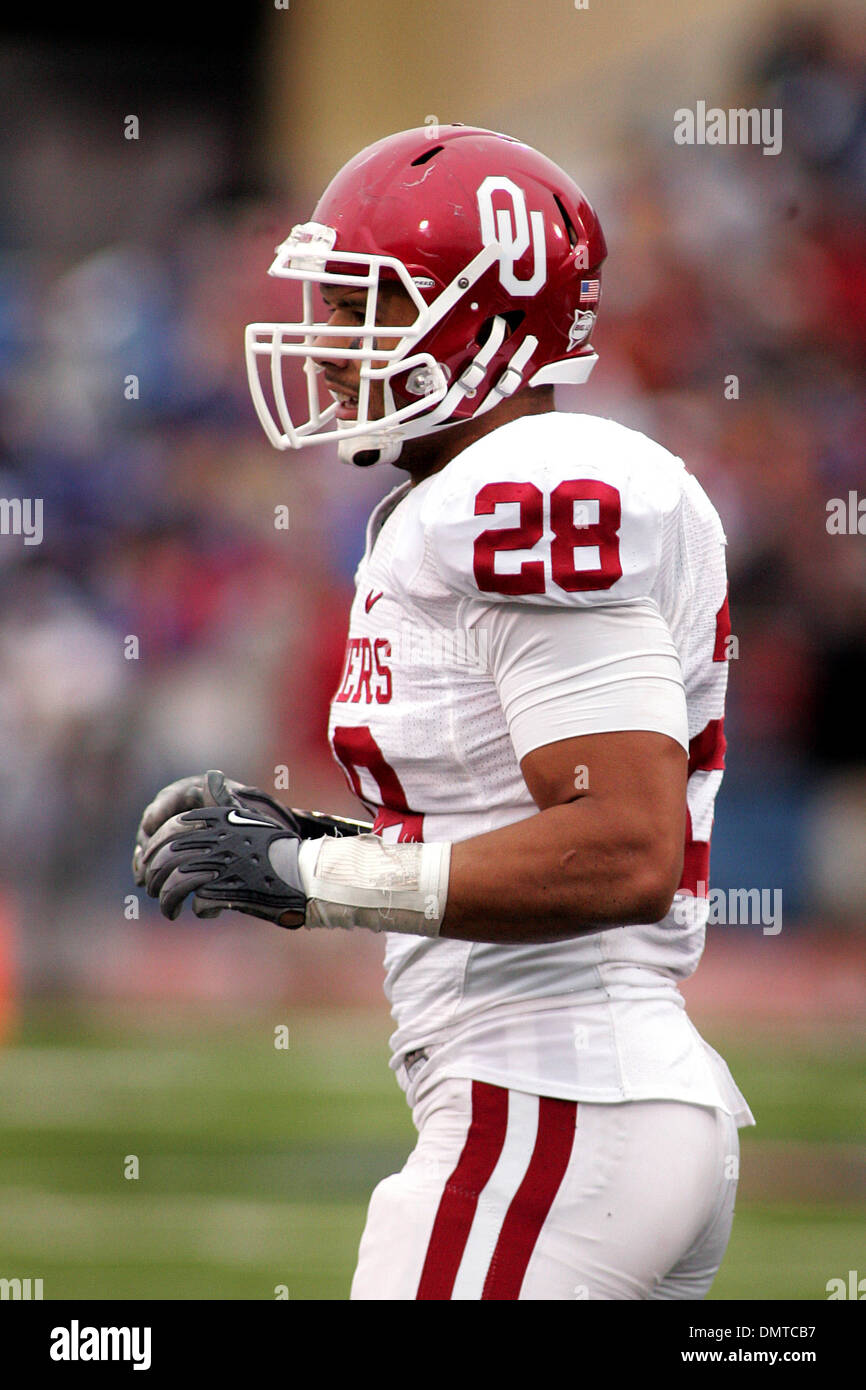 Oklahoma linebacker Travis Lewis (28) during Oklahoma's 35-13 victory ...