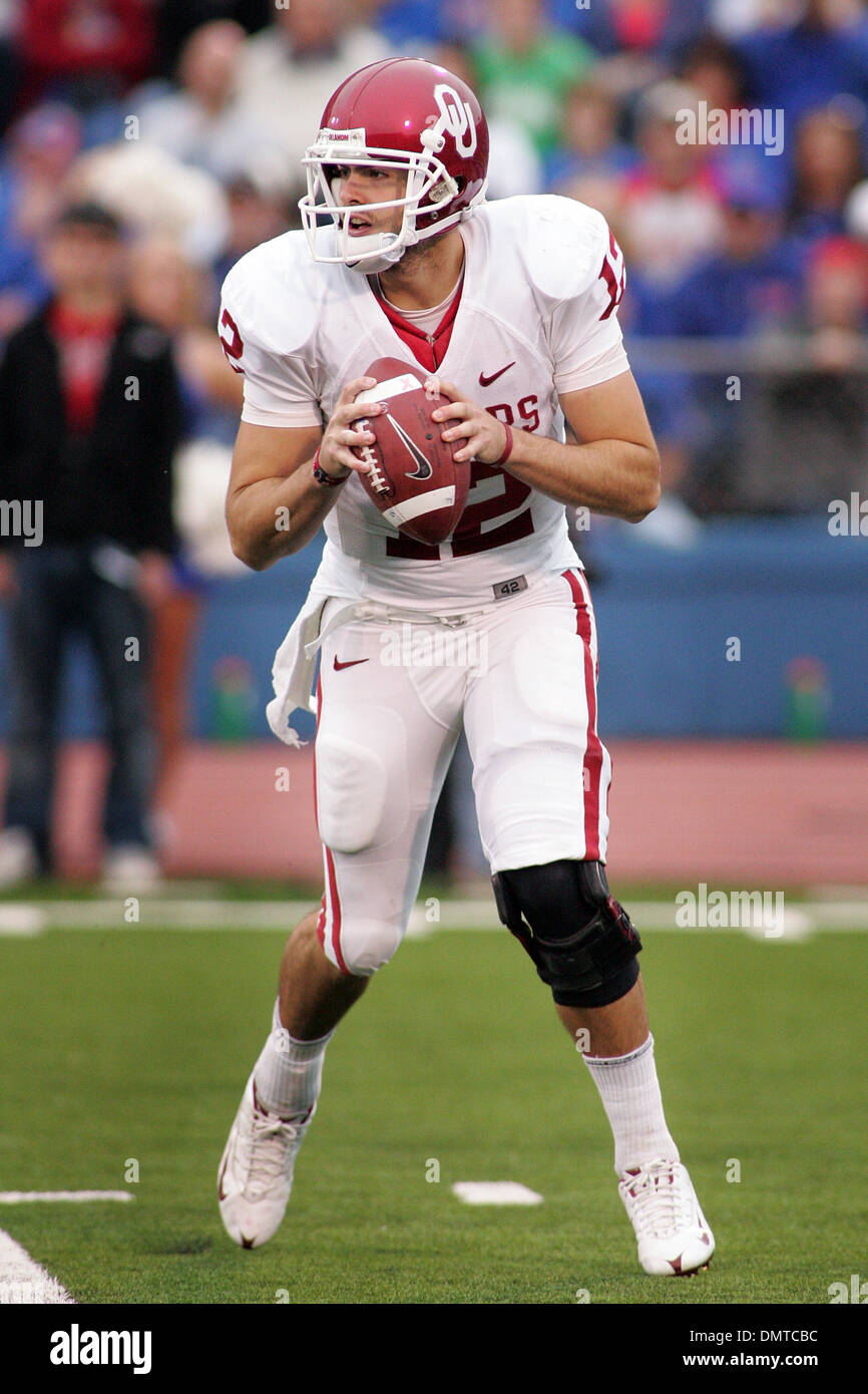 Oklahoma quarterback Landry Jones (12) looks to pass during Oklahoma's ...