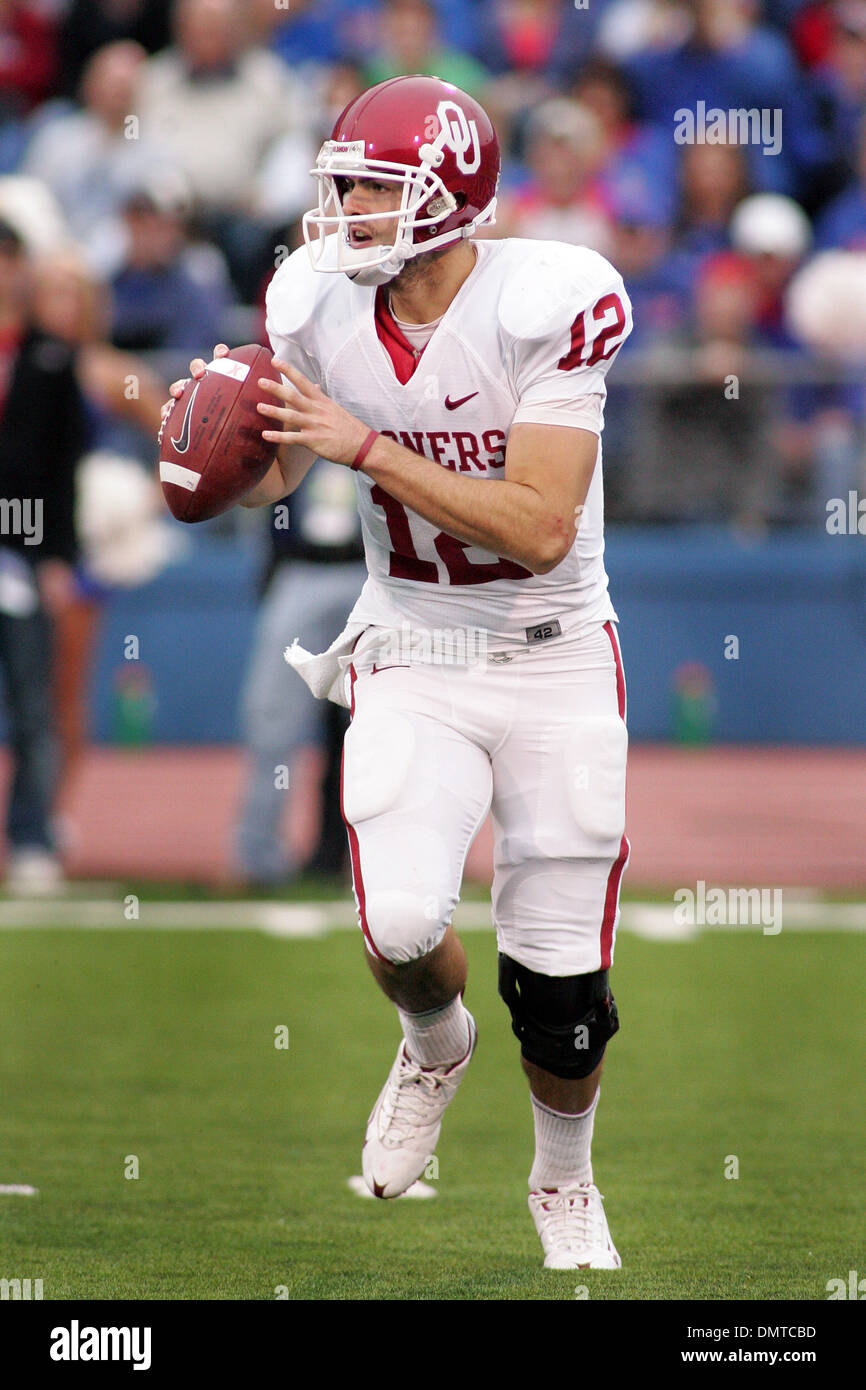 Oklahoma quarterback Landry Jones (12) looks to pass during Oklahoma's ...