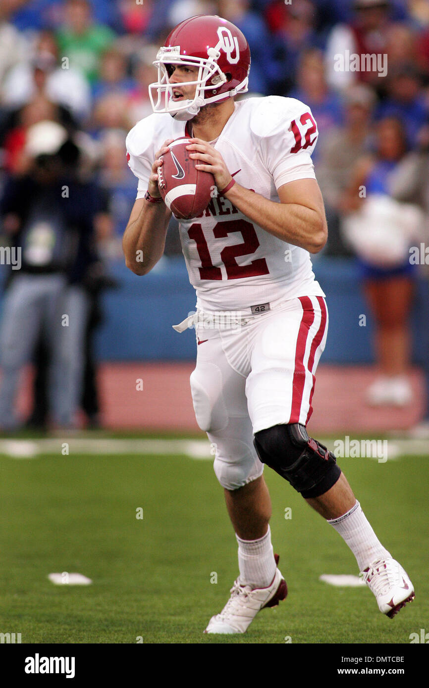 Oklahoma quarterback Landry Jones (12) looks to pass during Oklahoma's ...