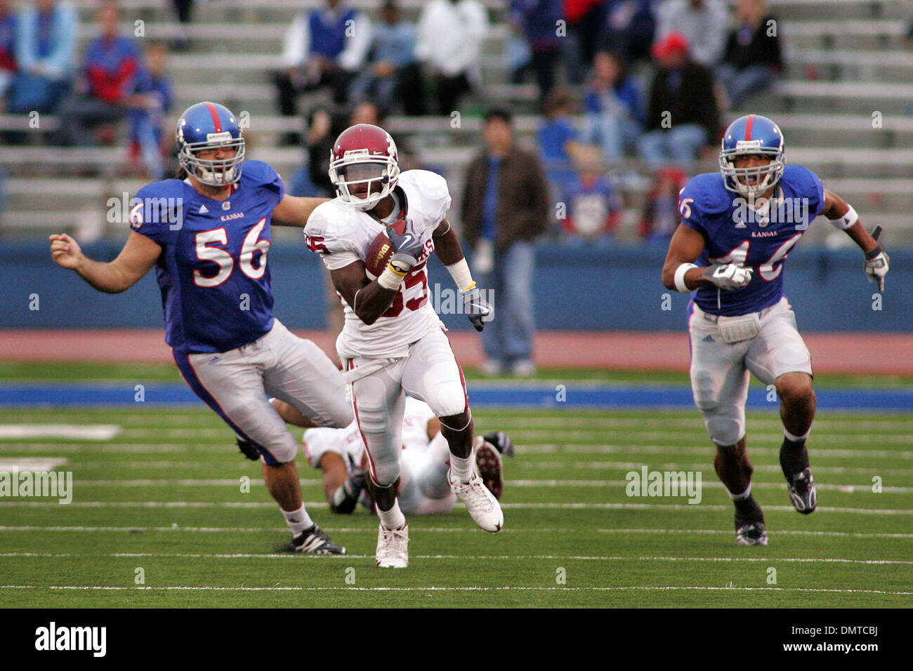 Oklahoma wide receiver Ryan Broyles (85) leaves the Kansas defense ...