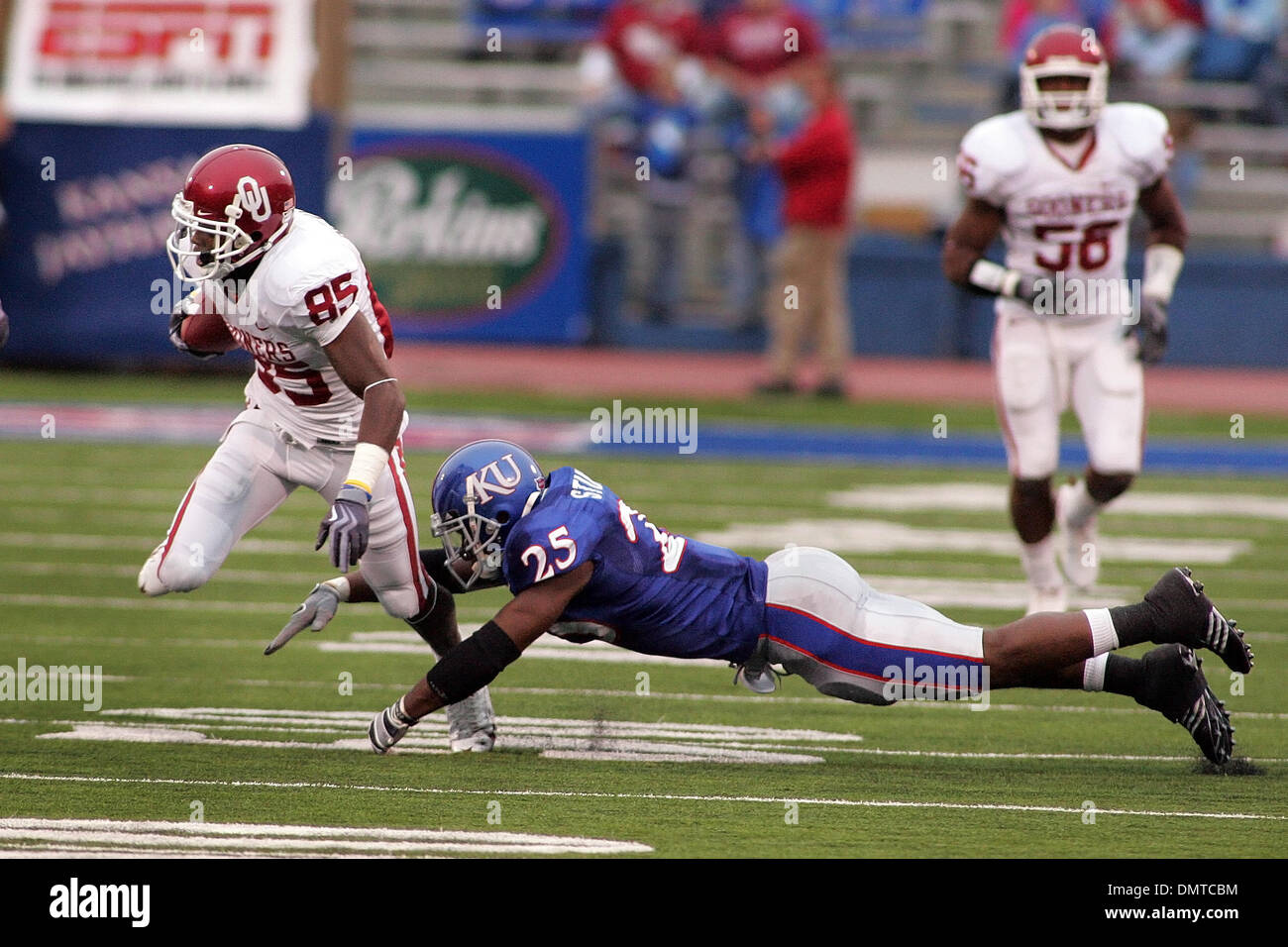 Kansas safety Darrell Stuckey (25) attempts to take down Oklahoma wide ...