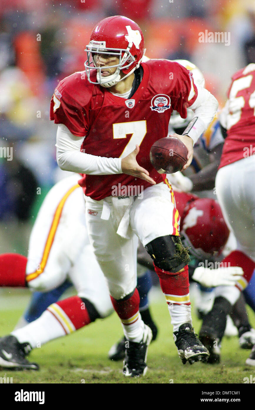 Kansas City Chiefs quarterback Matt Cassel (7) looks to hand off during ...