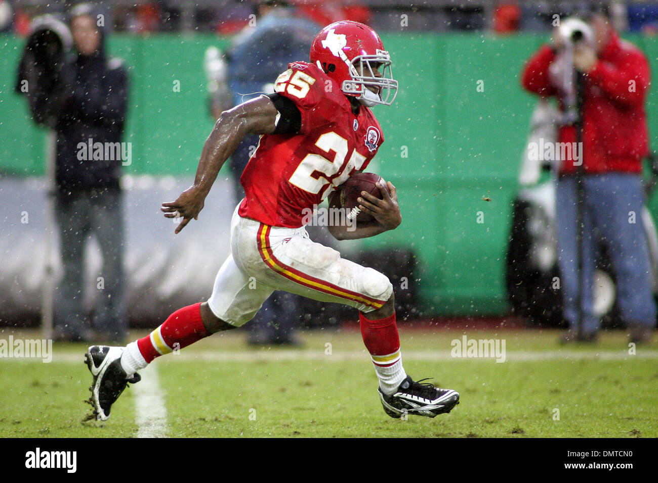 Kansas City Chiefs running back Jamaal Charles (25) scrambles for ...