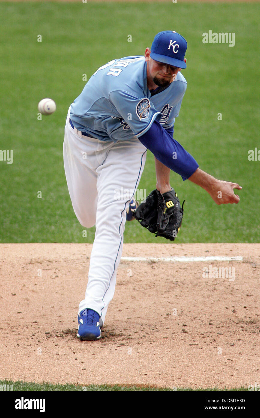 Kansas City Royals starting pitcher Luke Hochevar delivers a pitch ...