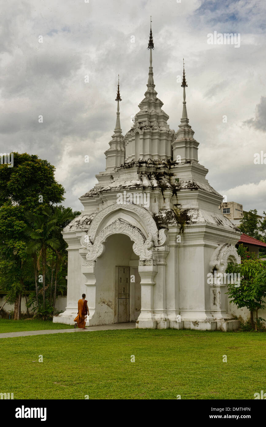 Monk at wat suan dok temple hi-res stock photography and images - Alamy