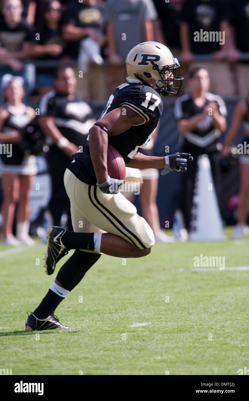 Northern Illinois Huskies vs Purdue Boilermakers .(17) Aaron Valentin ...