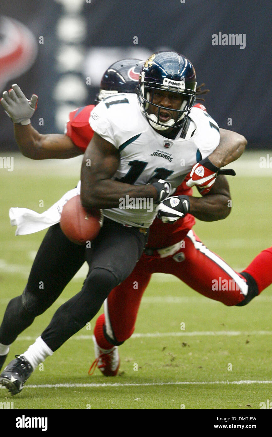 Mike Sims-Walker (#11) of the Jacksonville Jaguars catches a pass but ...
