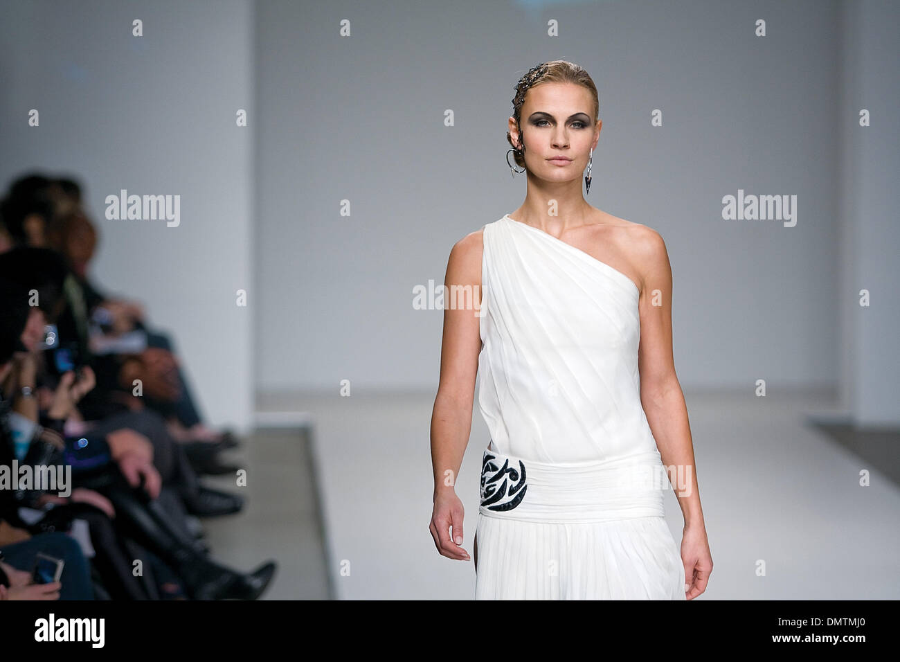 Frame stephen frame yasmin mahrous hi-res stock photography and images ...