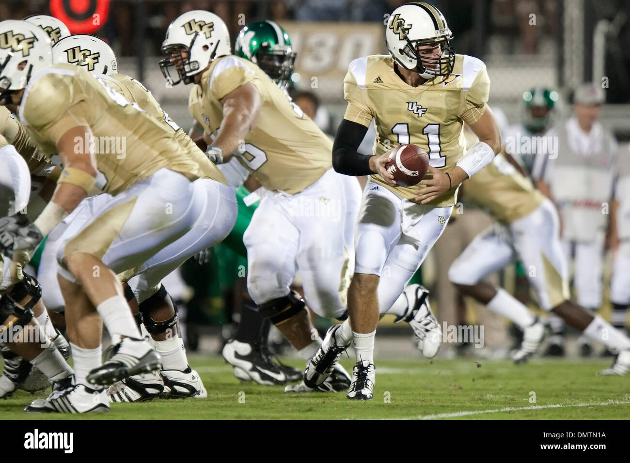 Handoff image hi-res stock photography and images - Alamy