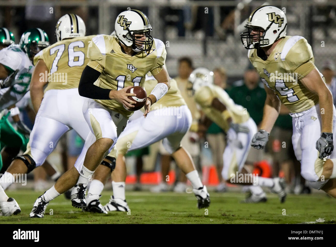 Handoff image hi-res stock photography and images - Alamy