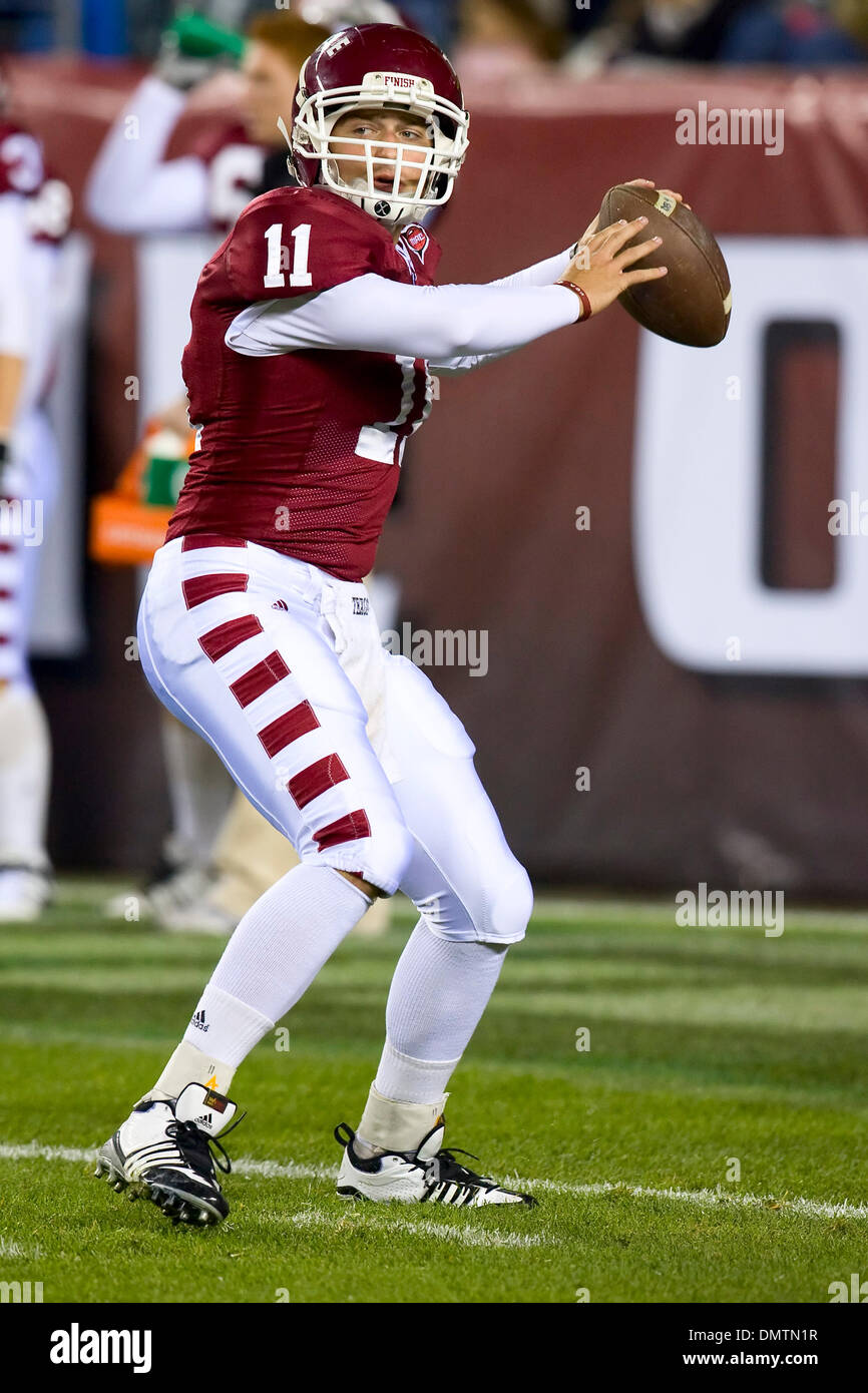 Temple Owls quarterback Chris Coyer (11) looking to throw a pass during ...