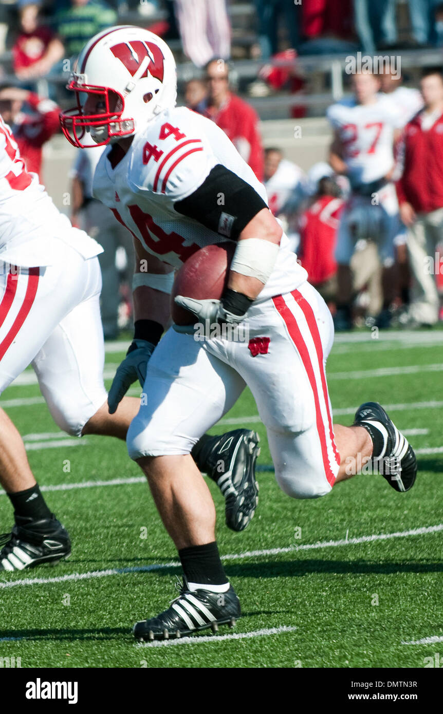 Wisconsin Running back John Clay (32) ran for 134 yards and a touchdown ...
