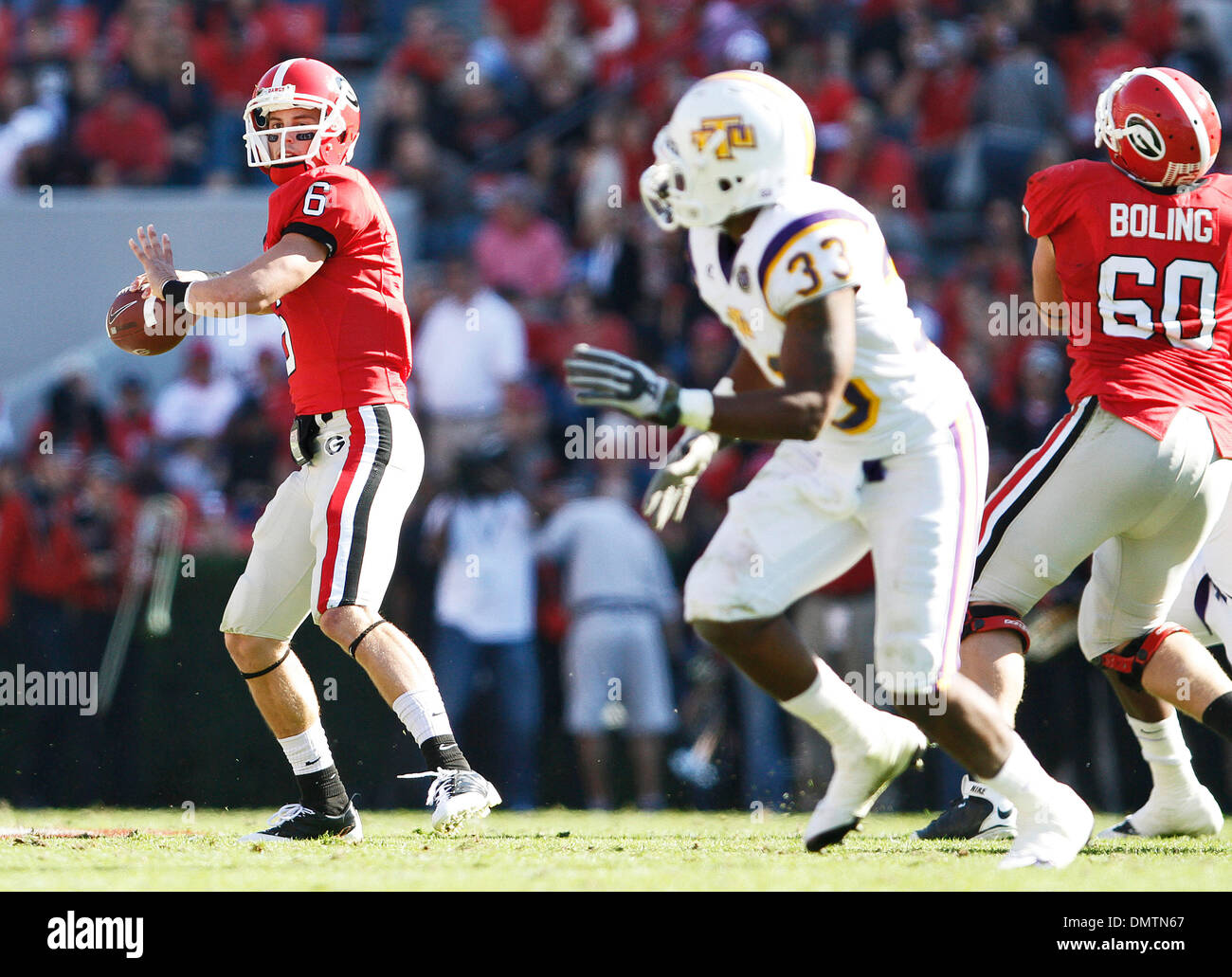 Georgia redshirt sophomore Logan Gray (6) drops back to pass in the ...