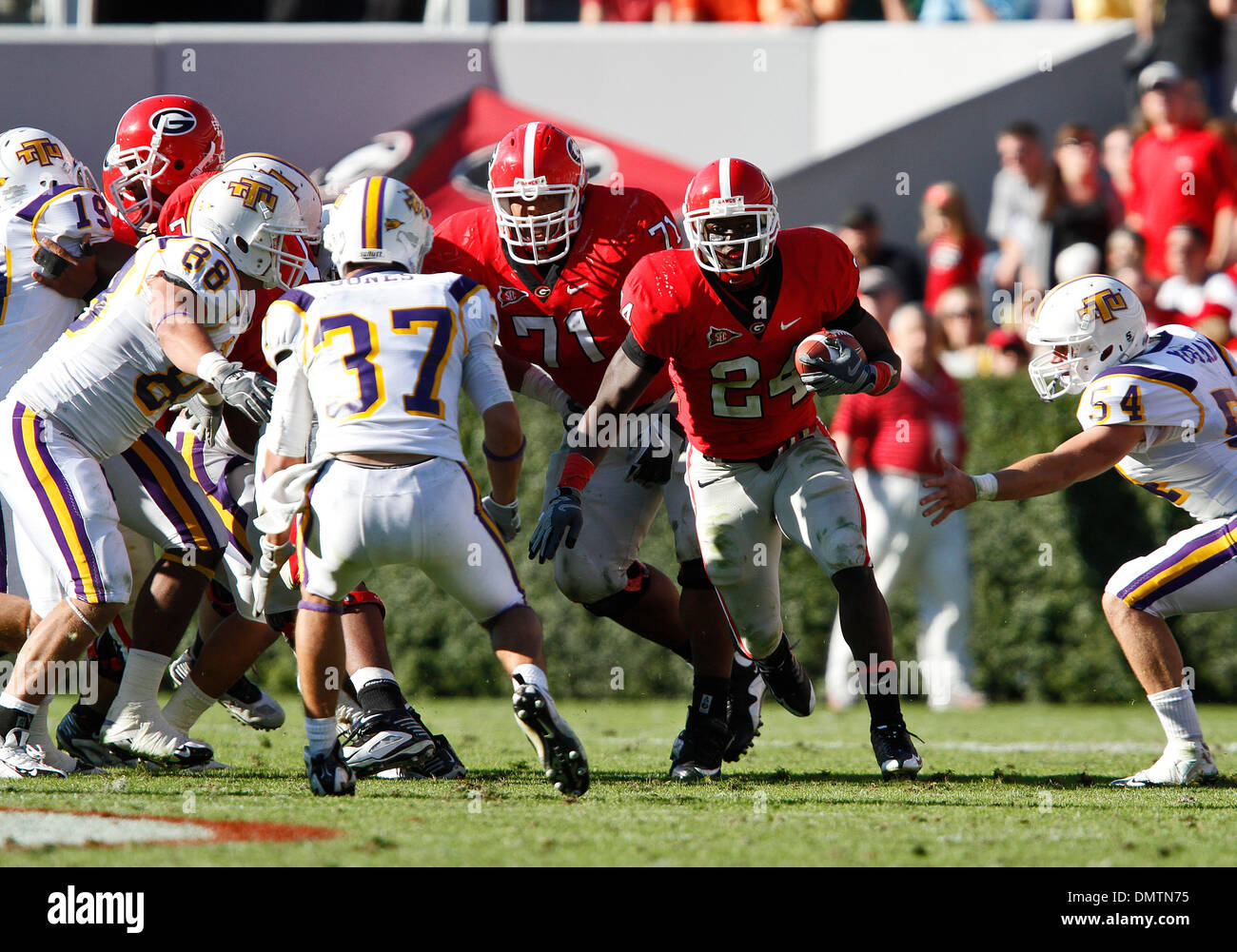 Georgia freshman running back Washaun Ealey (24) runs through a hole in ...