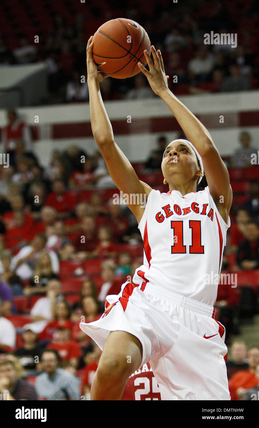 Georgia guard Meredith Mitchell (11) shoots the ball in the game ...