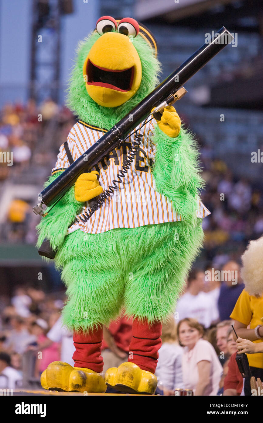 Pittsburgh pirates mascot hi-res stock photography and images - Alamy