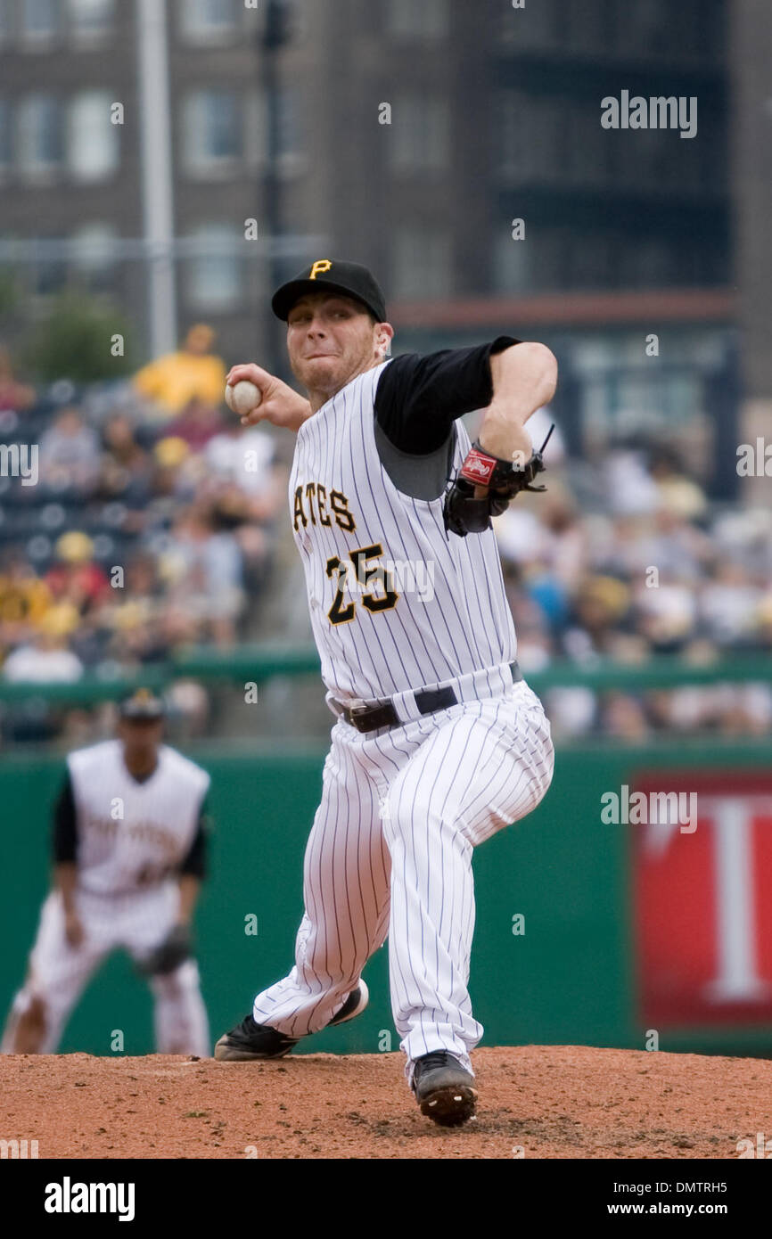 23 August 2009: Pirates starting pitcher Kevin Hart (25) delivers a ...