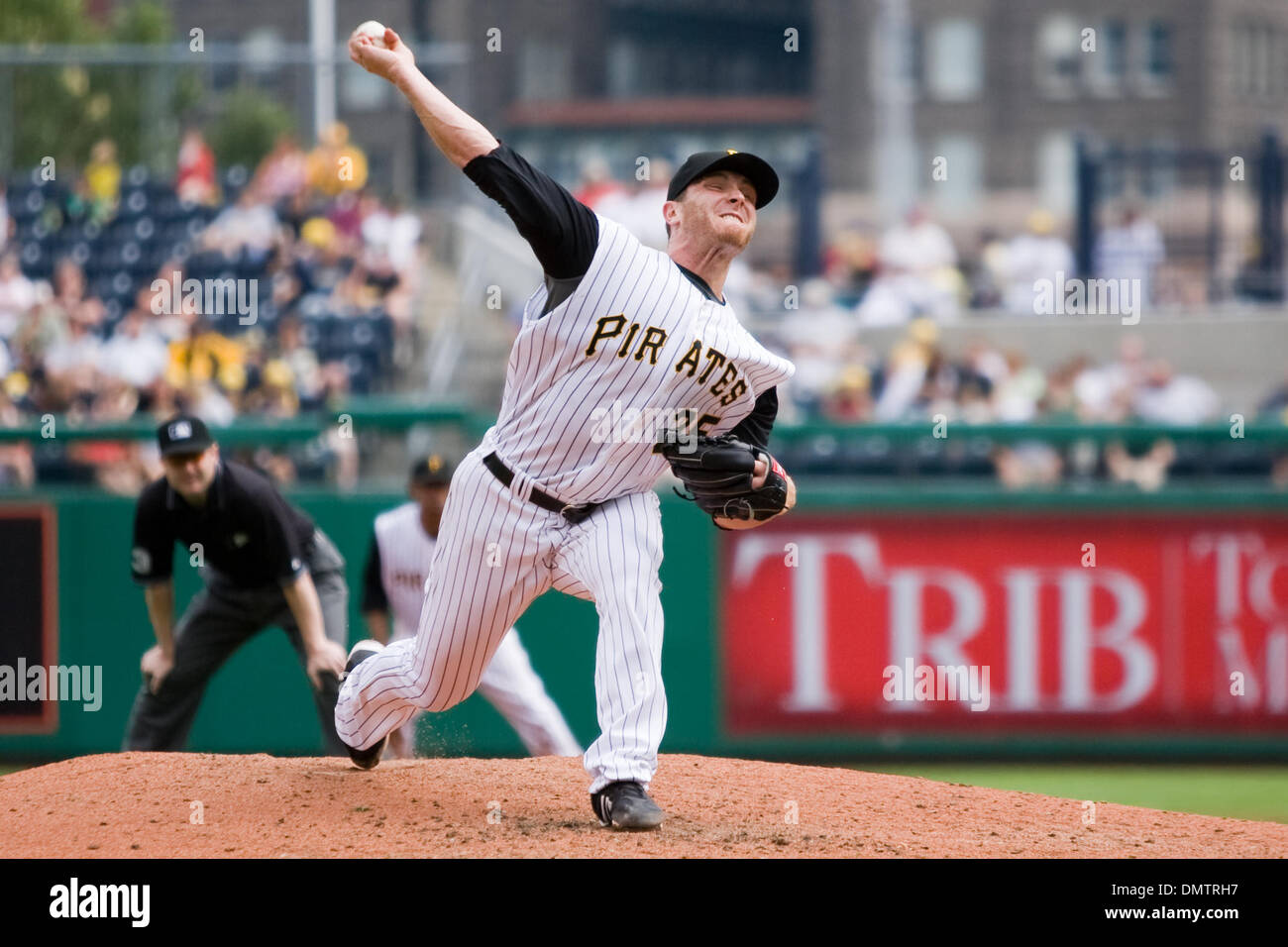 23 August 2009: Pirates starting pitcher Kevin Hart (25) delivers a ...