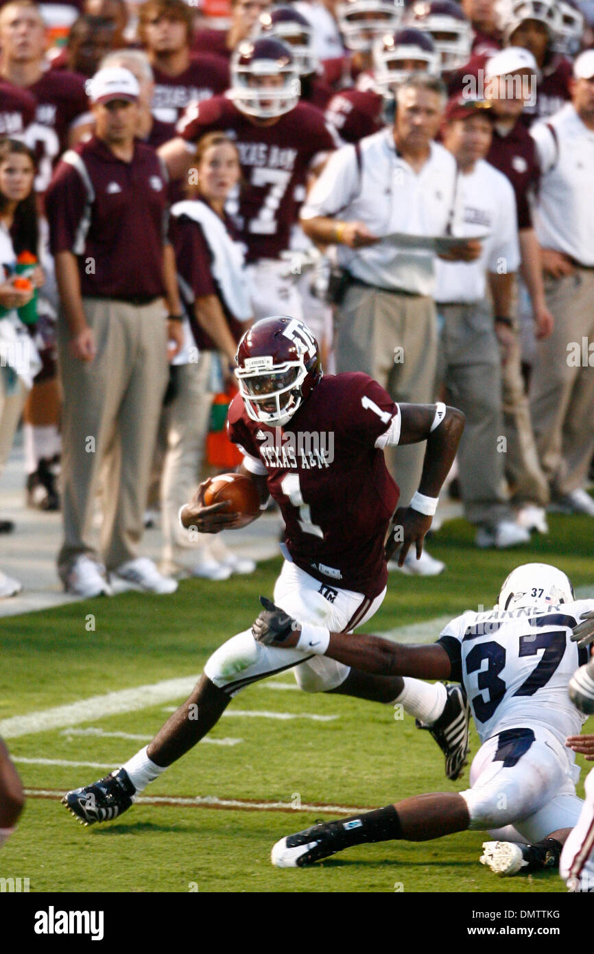 Jerrod Johnson (#1) of the Texas A&M University Aggies evades a tackle ...
