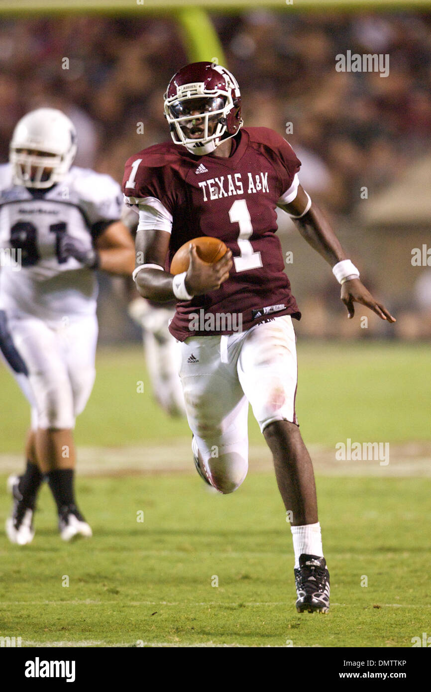 Jerrod Johnson (#1) of the Texas A&M University Aggies rushes breaks ...