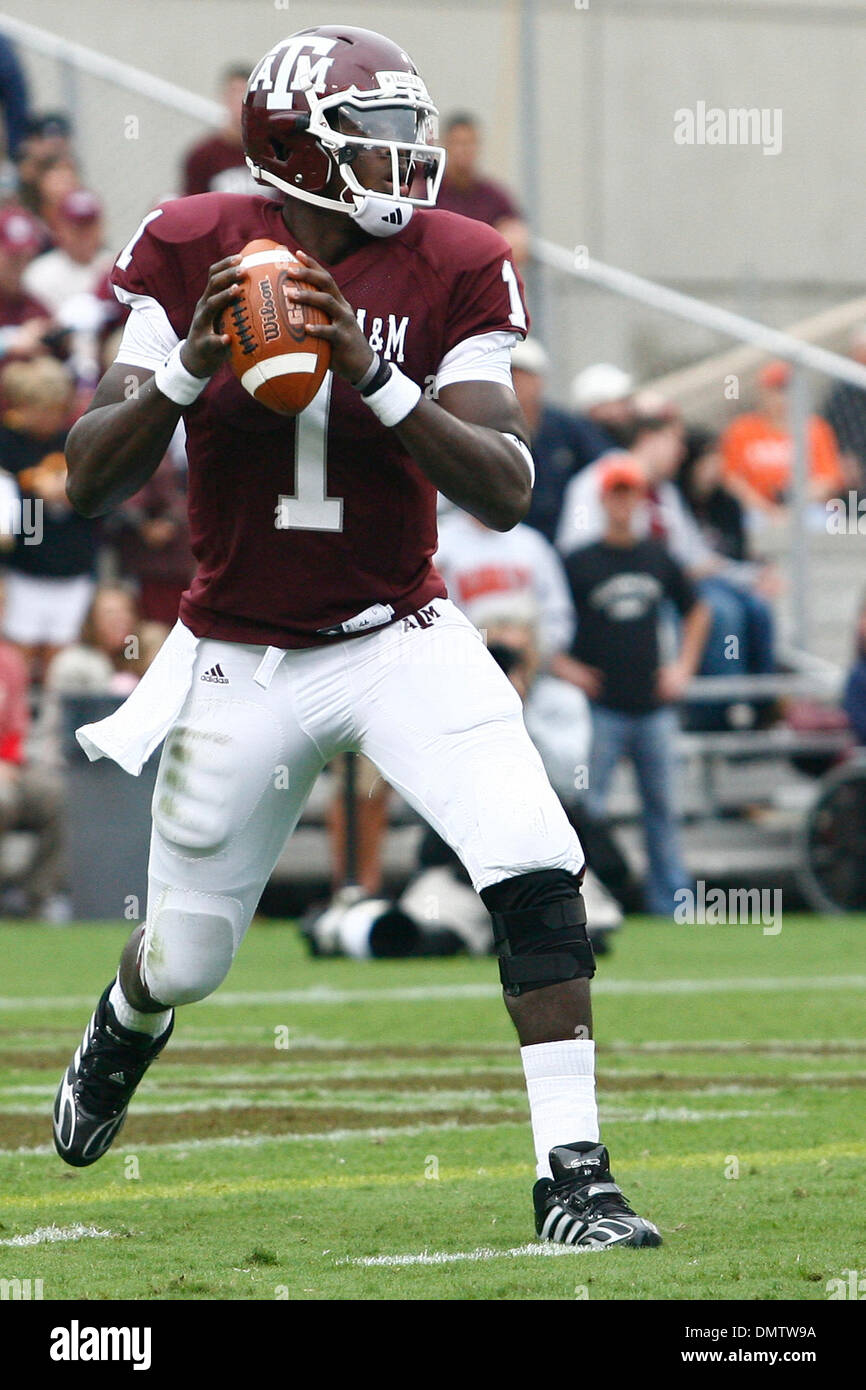 Jerrod Johnson (#1) of the Texas A&M University Aggies looks upfield ...