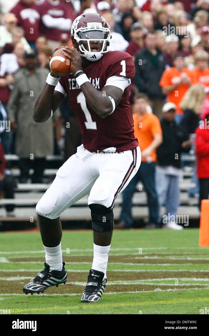 Jerrod Johnson (#1) of the Texas A&M University Aggies looks upfield ...