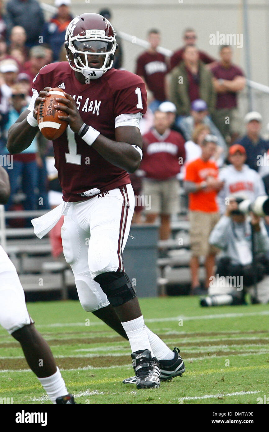 Jerrod Johnson (#1) of the Texas A&M University Aggies looks upfield ...
