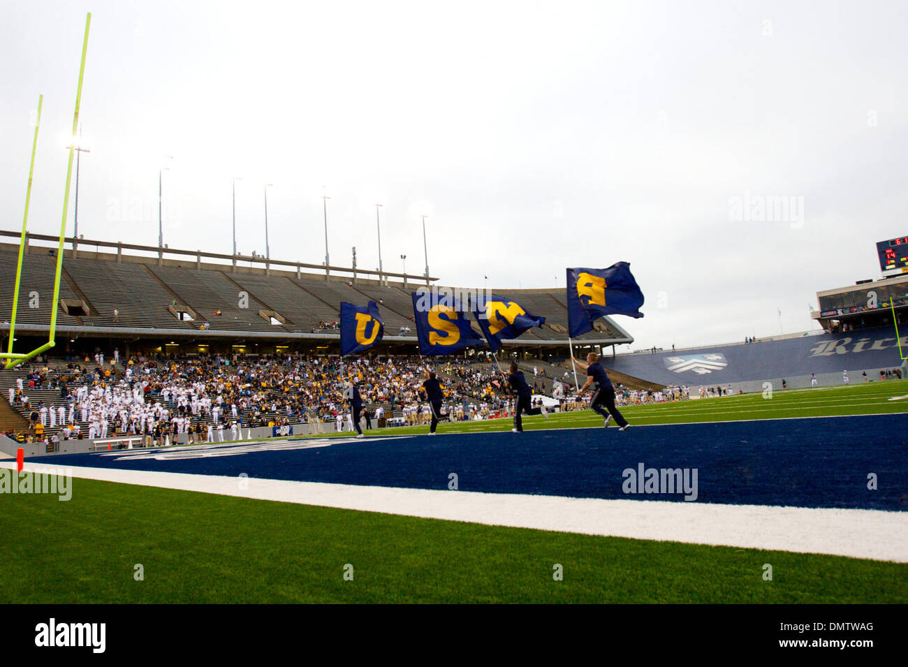 Us navy flags fly hi-res stock photography and images - Alamy