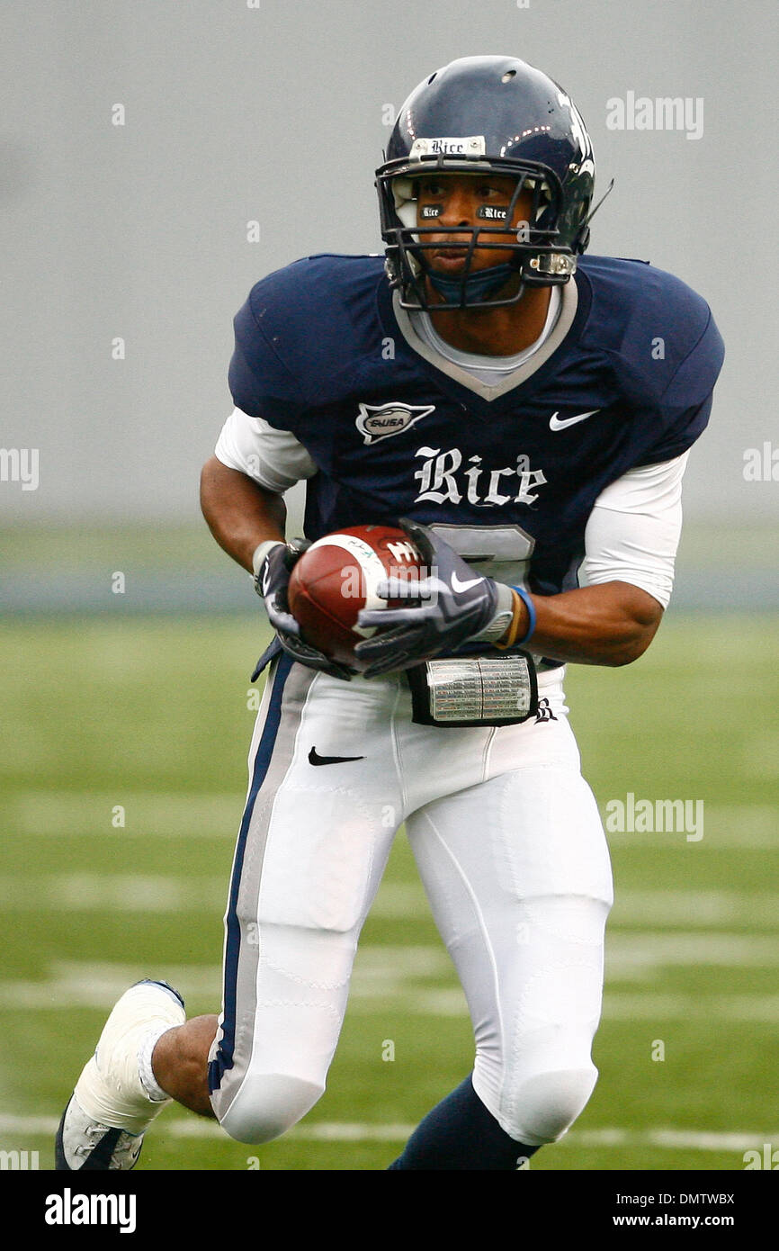 Patrick Randolph (#6) of the Rice Owls receives a pass in open space ...