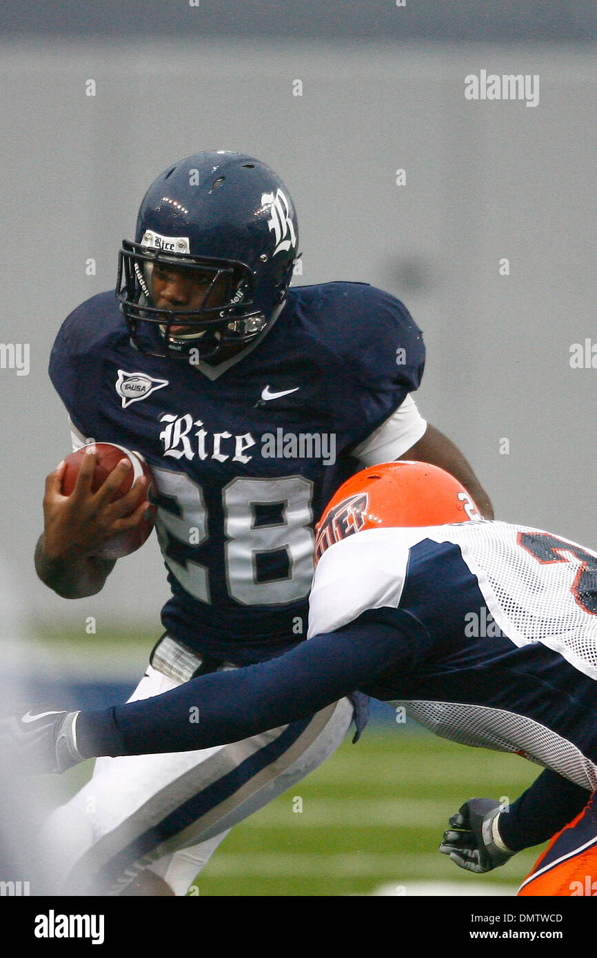 Charles Ross (#28) of the Rice Owls squares off against DeShawn Grayson ...