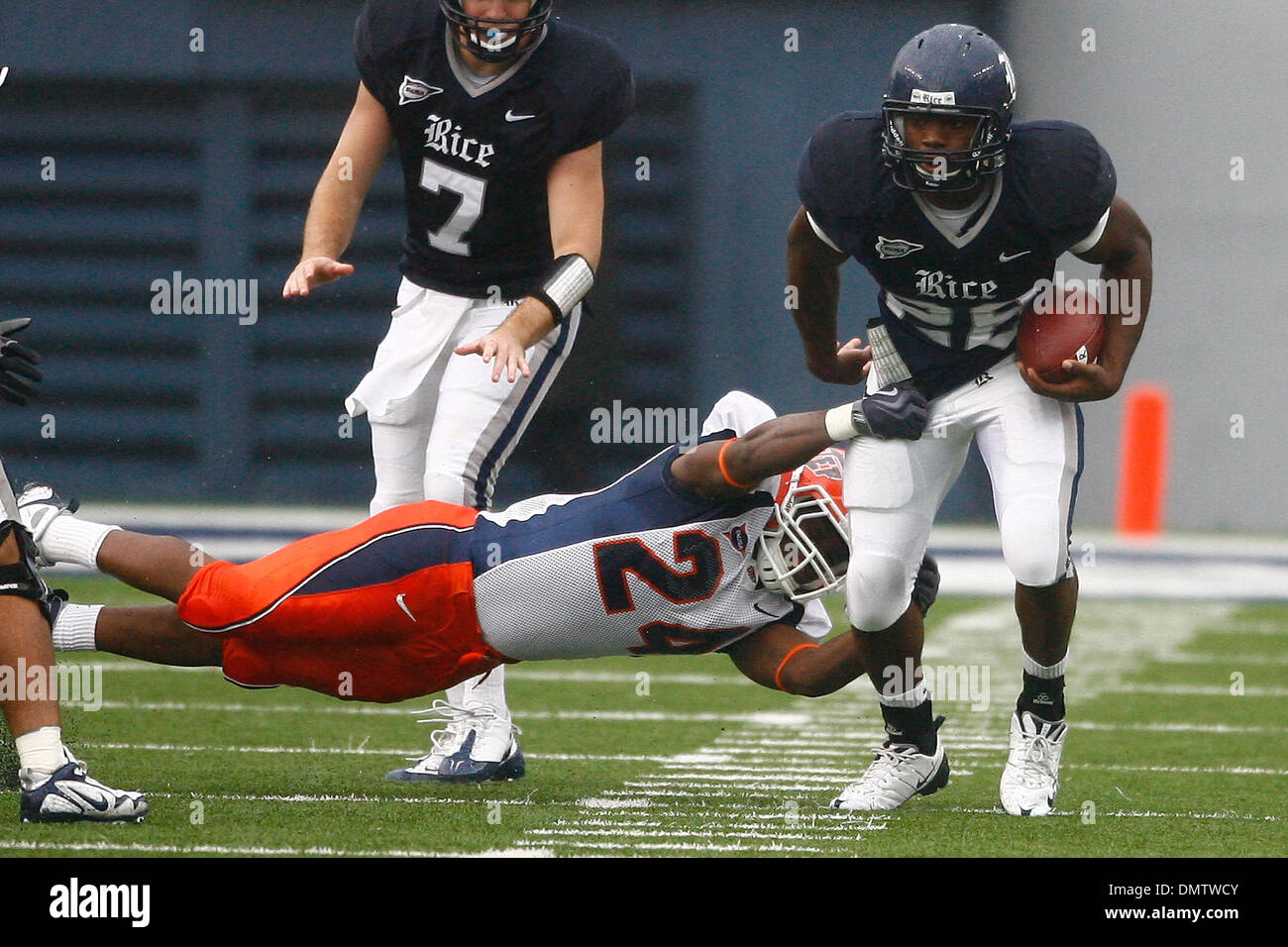 Jamie Irving (#24) of the University of Texas - El Paso Miners dives ...