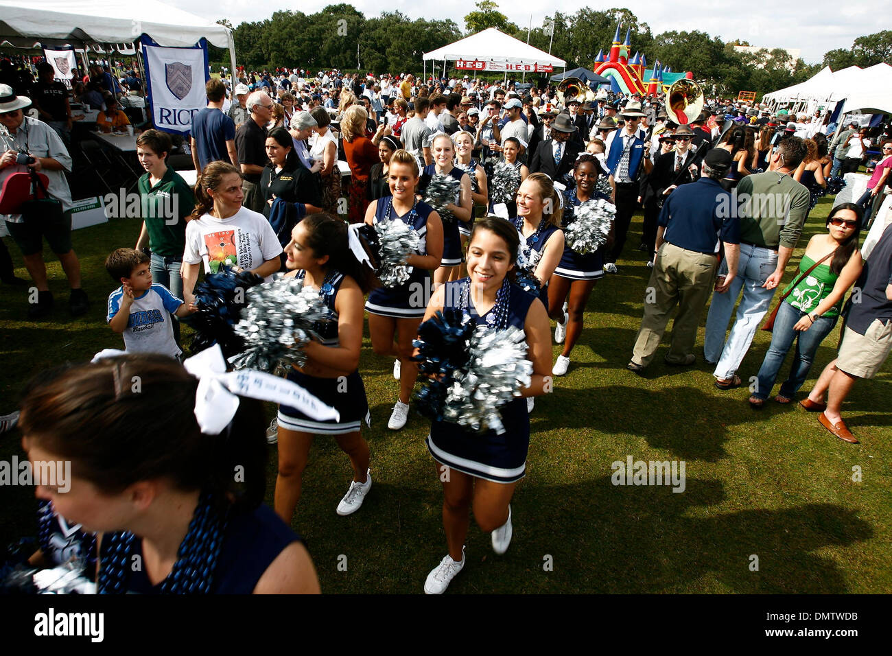 Rice cheerleaders and band march from the Owl Alley tailgating prior to ...