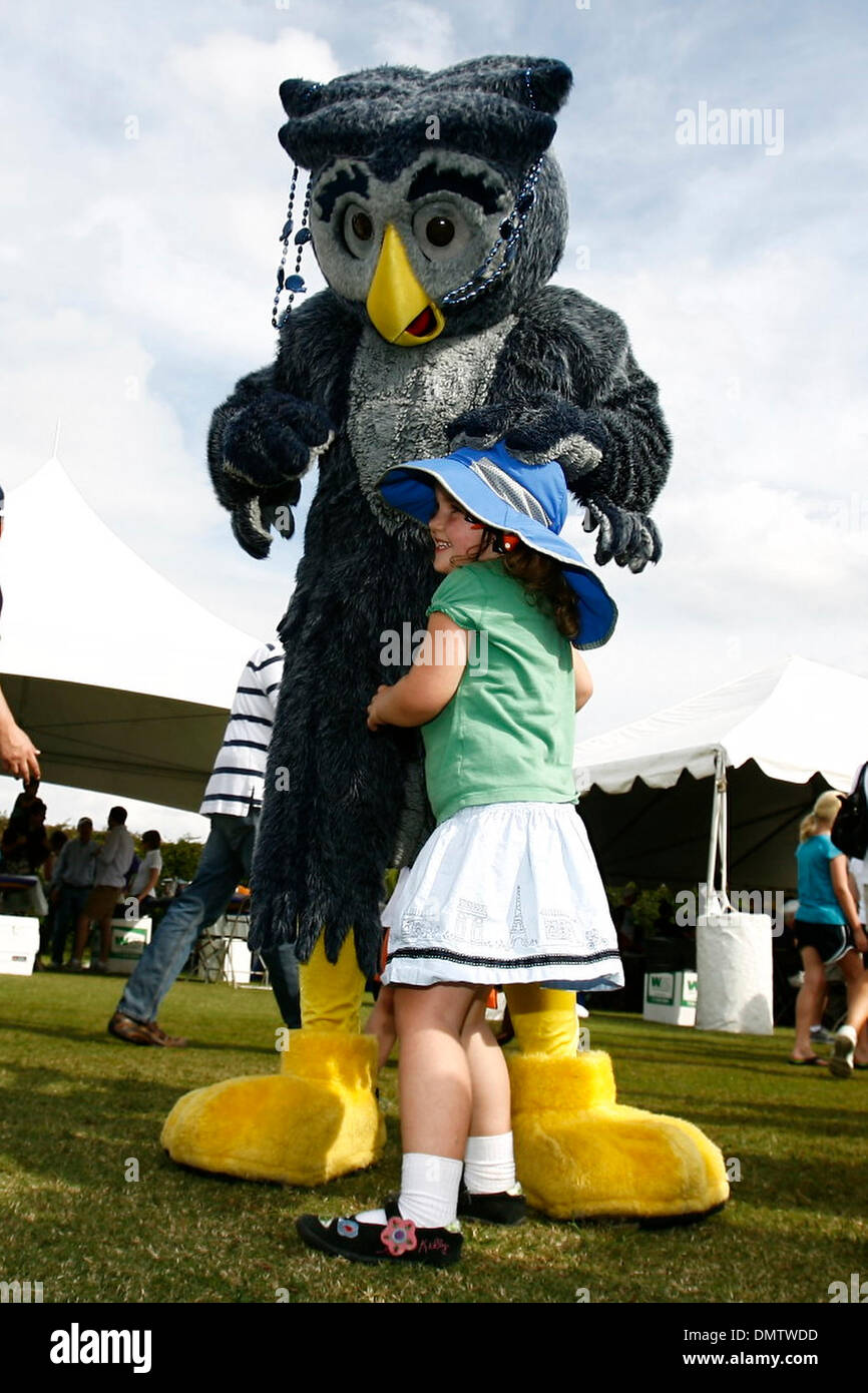Sammy the Owl, the Rice mascot, meets and takes pictures with fans ...