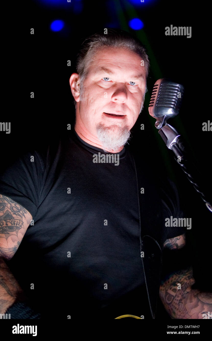 James hetfield metallica performs global hi-res stock photography and ...
