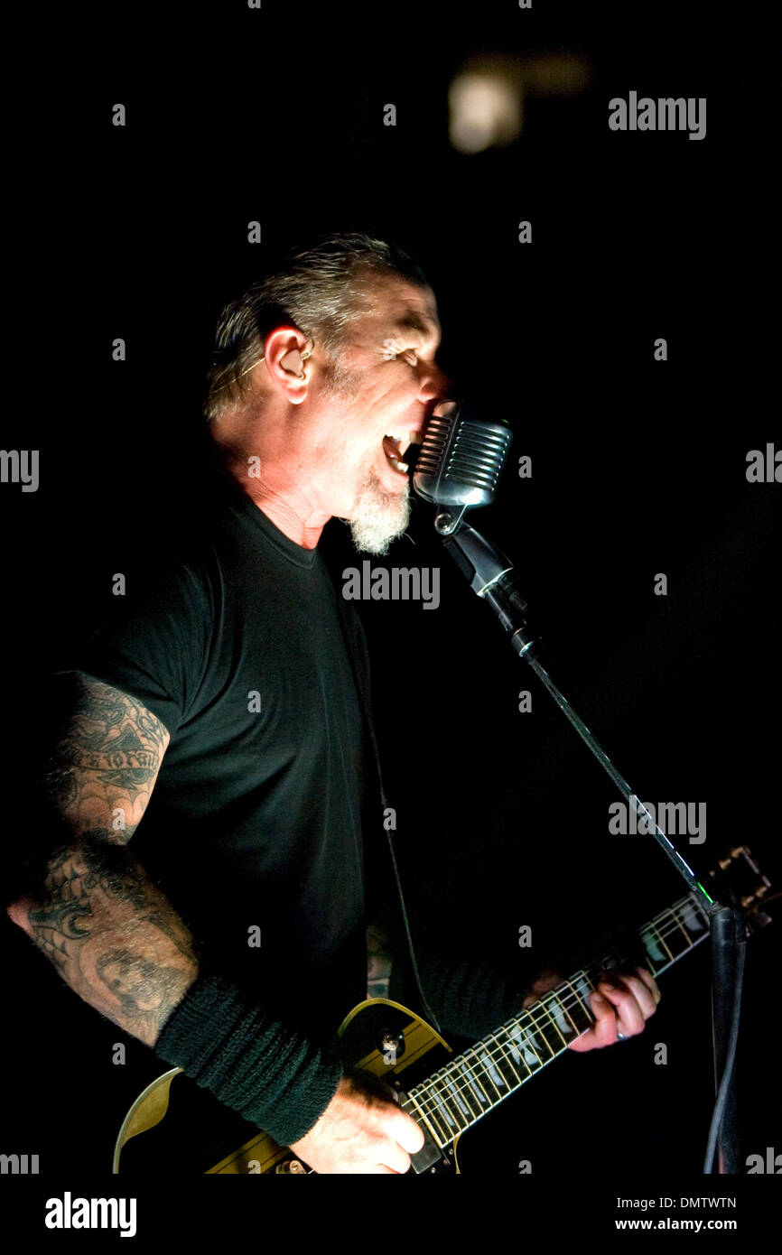 James hetfield metallica performs global hi-res stock photography and ...