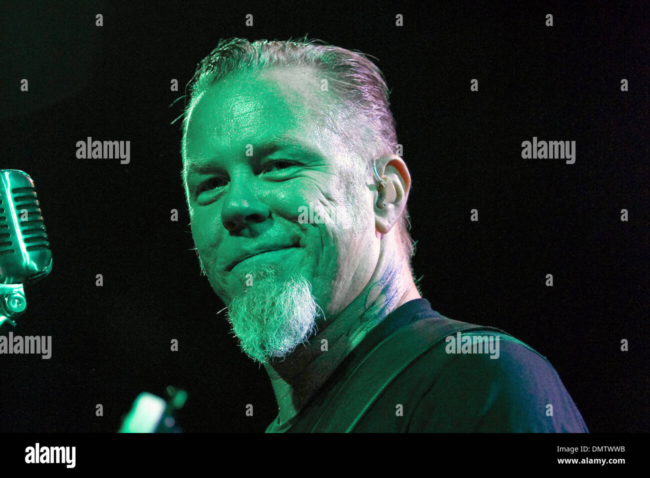 James hetfield metallica performs global hi-res stock photography and ...
