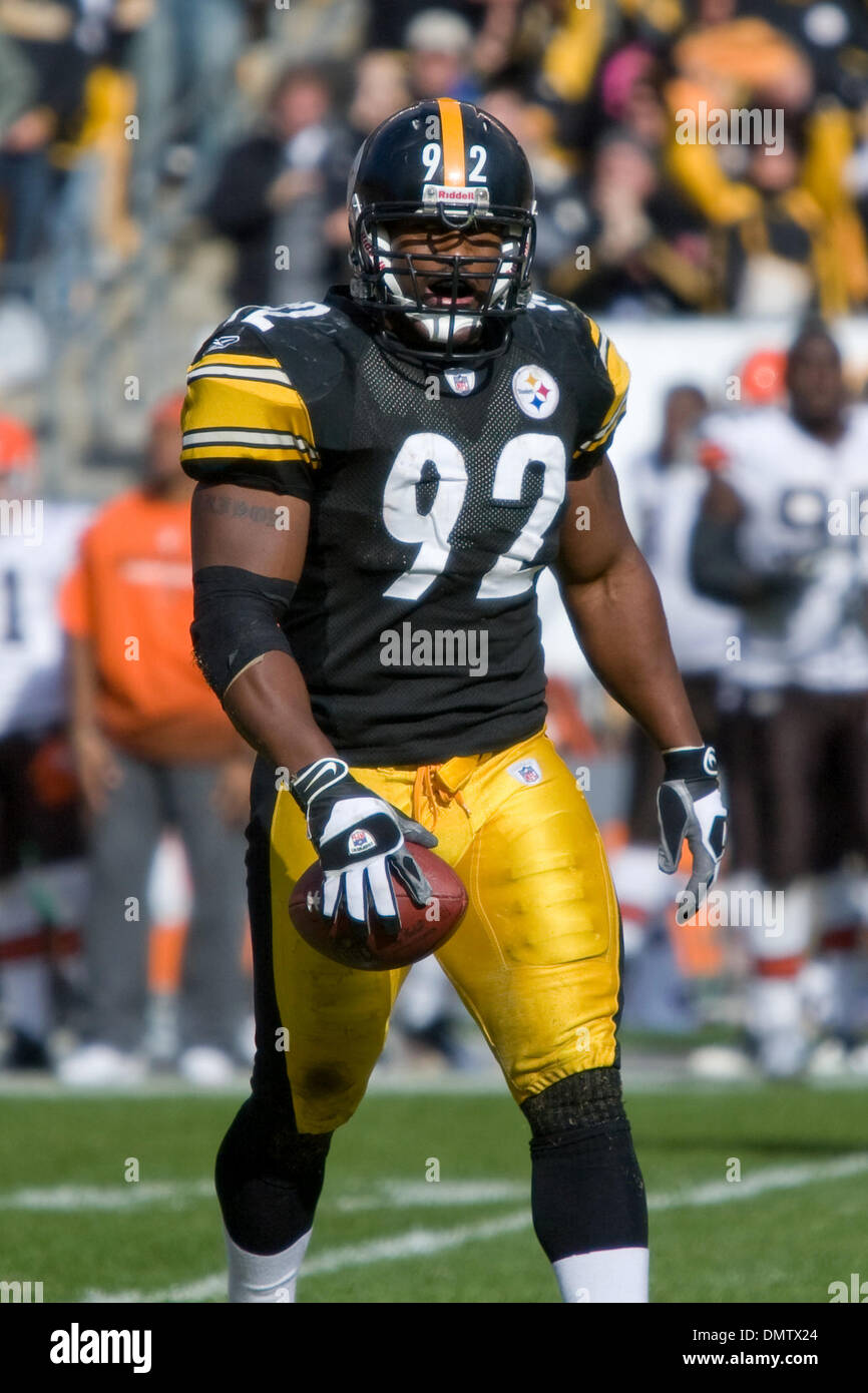 Pittsburgh steelers linebacker james harrison hi-res stock photography ...