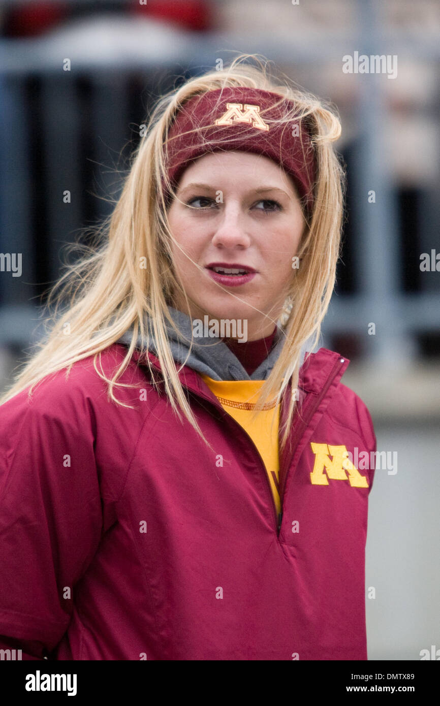 Minnesota golden gophers cheerleader hi-res stock photography and ...