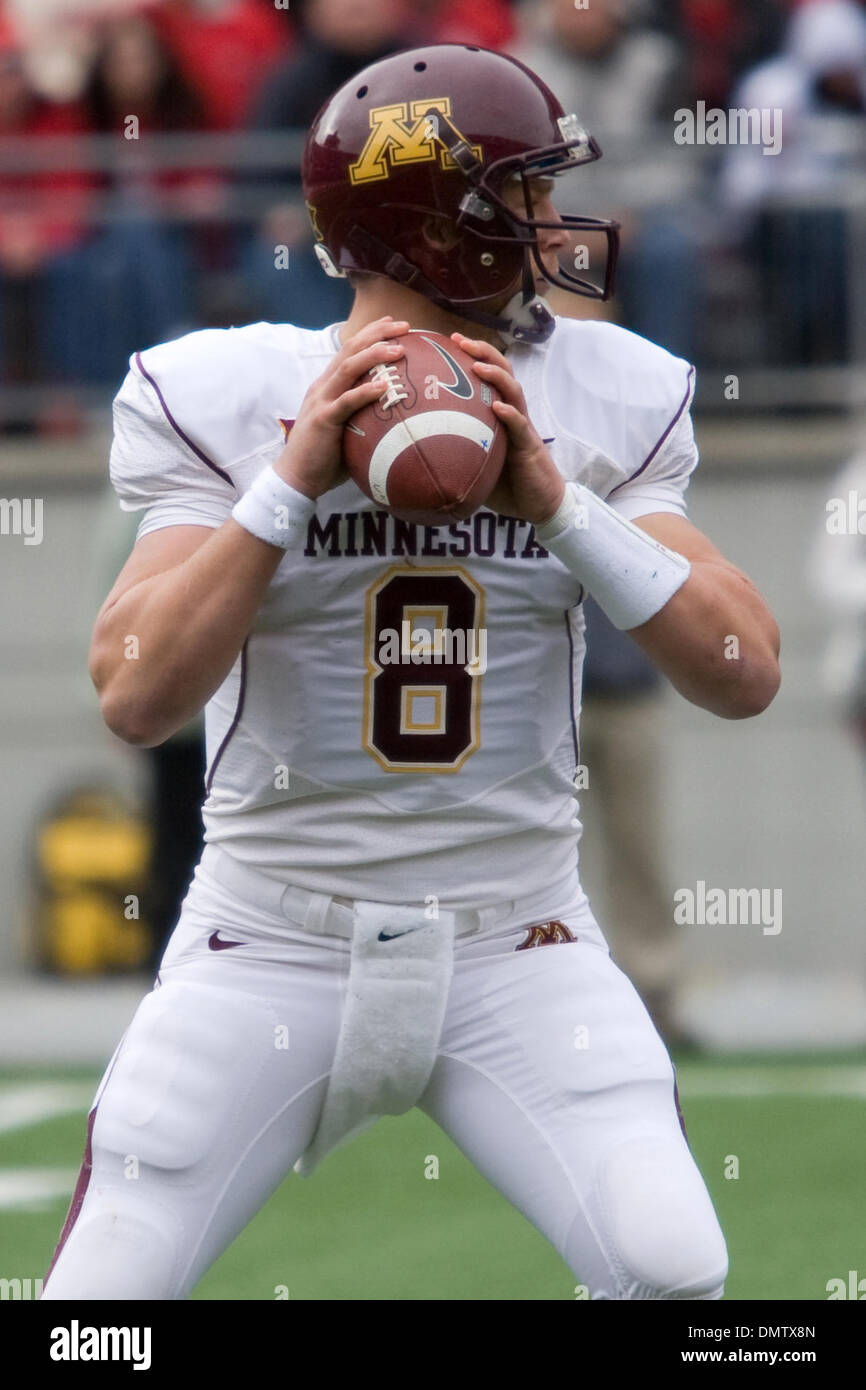 24 October 2009: Minnesota Golden Gophers Adam Weber (8) drops back to ...