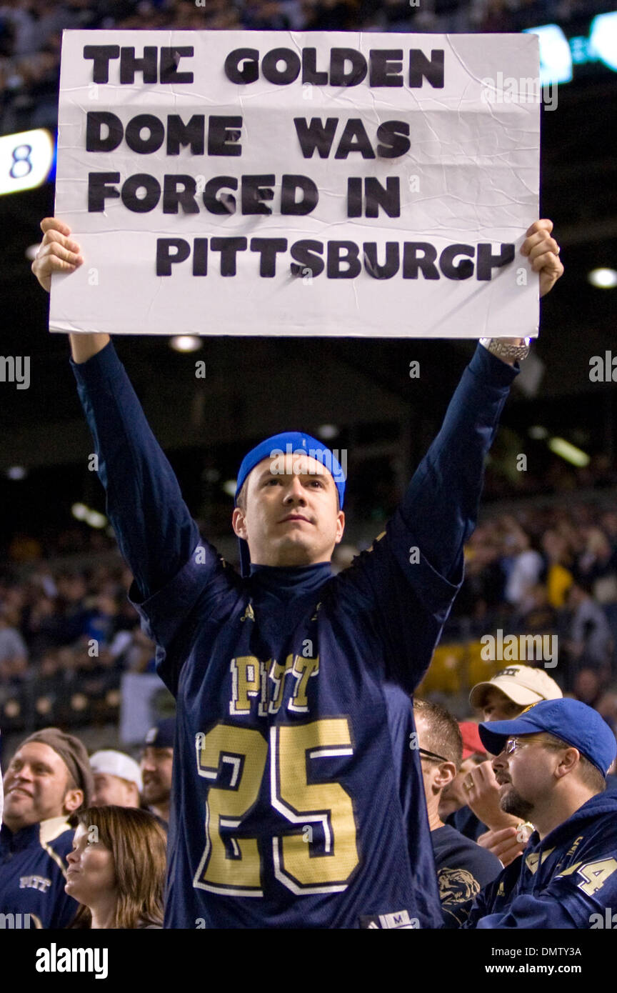 College football fan in stands hi-res stock photography and images - Alamy