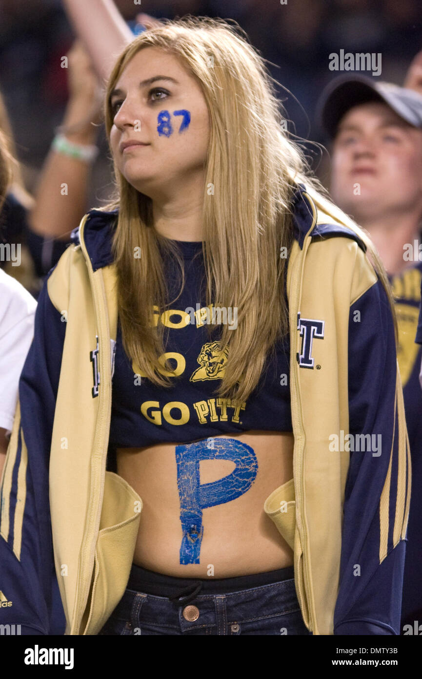 College football fan in stands hi-res stock photography and images - Alamy