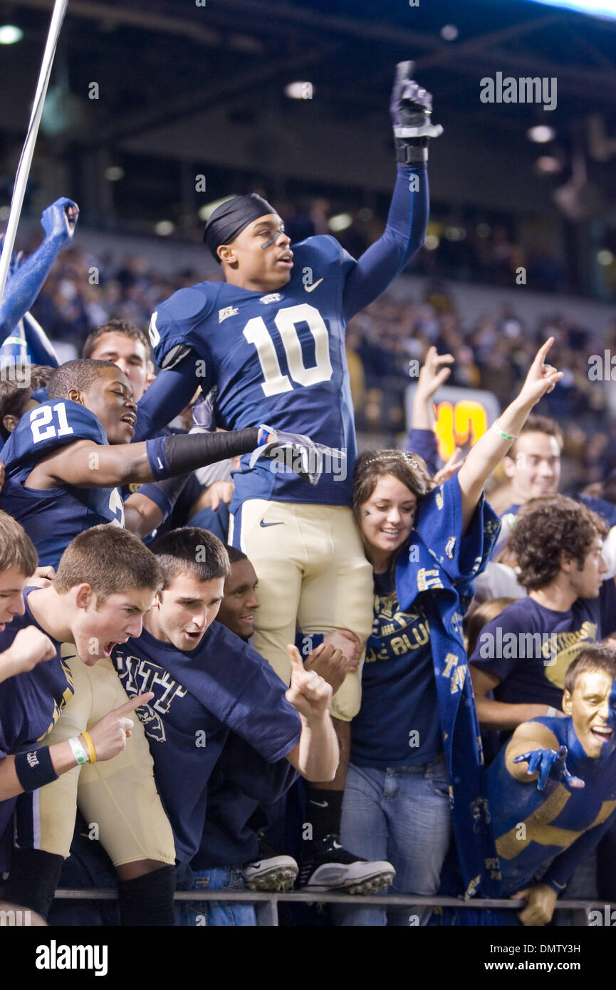 Fans celebrates in the stands hi-res stock photography and images - Alamy
