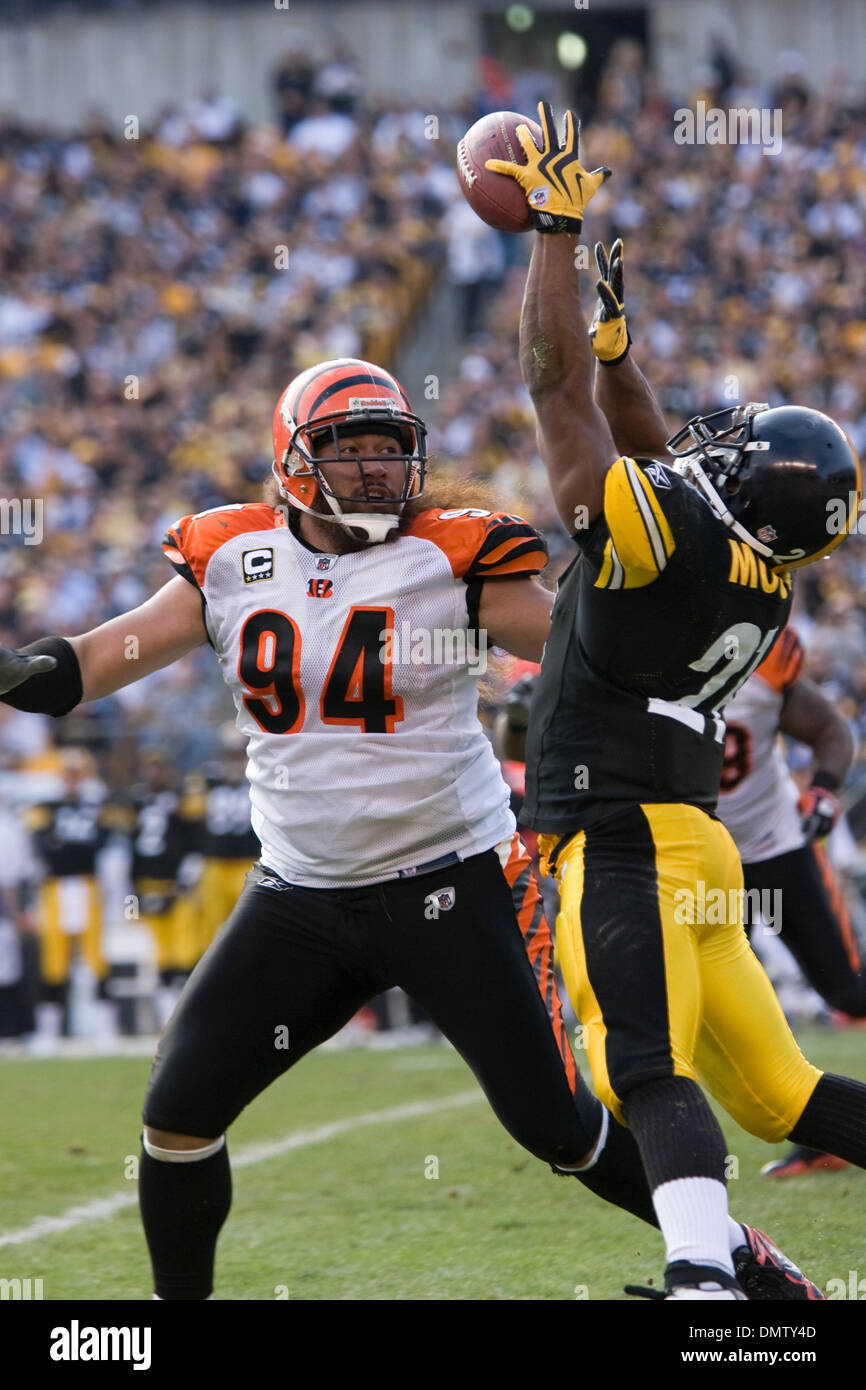 15 November 2009: Pittsburgh Steelers Mewelde Moore (21) makes a catch ...