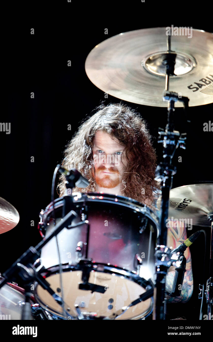 Andy Hurley drumming out the Blink 182 with Fall Out Boy and All ...