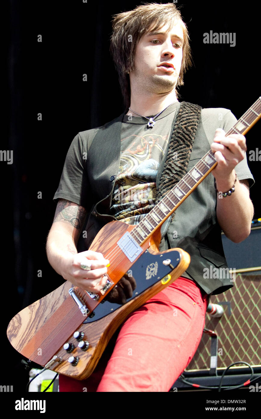 Nick Wheeler rocking the bass during the Blink 182 with Fall Out Boy ...